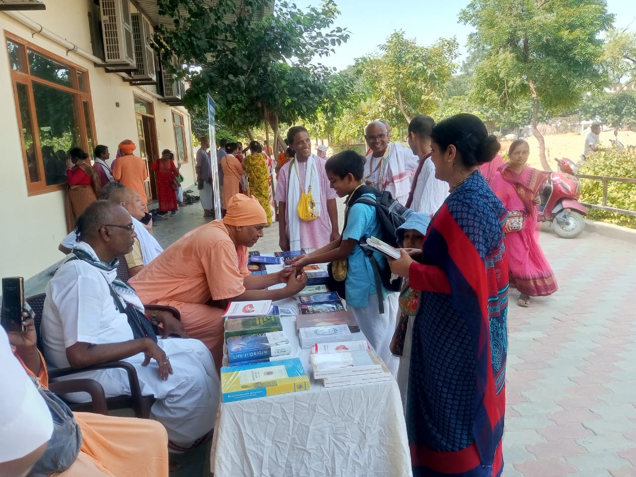 Book Distribution | ISKCON Vrindavan | BI Kolkata – Bhaktivedanta Institute